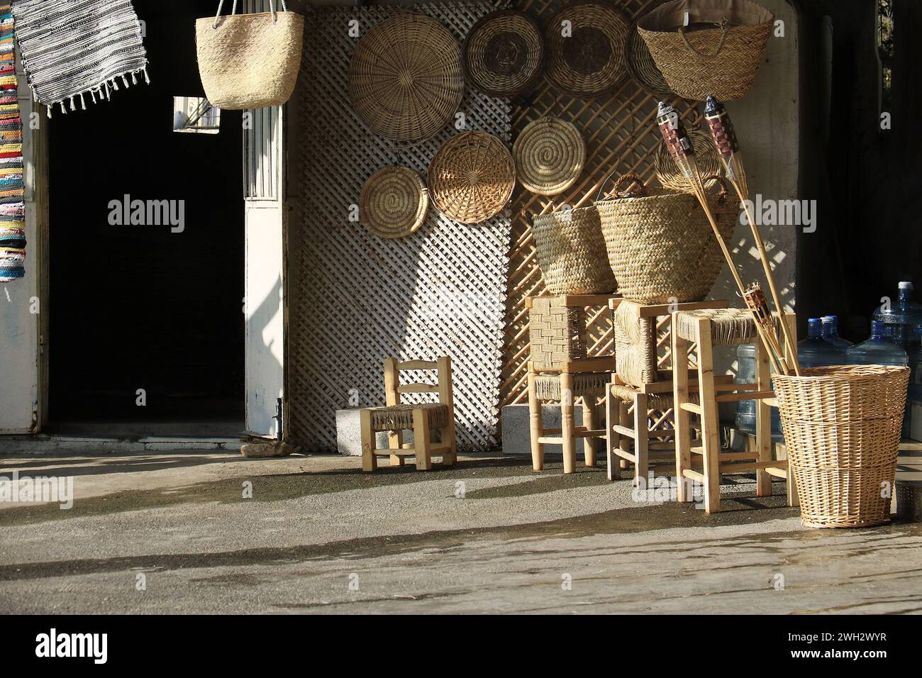 Straw craft hi-res stock photography and images - Alamy