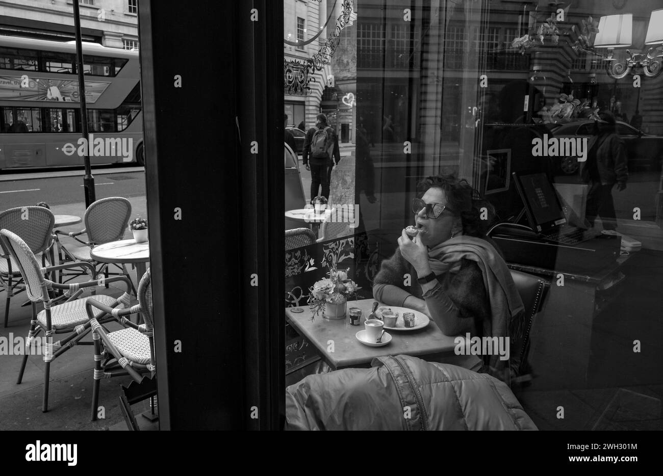 Afternoon Tea Bus Black And White Stock Photos Images Alamy afternoon-tea-bus-black-and-white-stock-photos-images-alamy