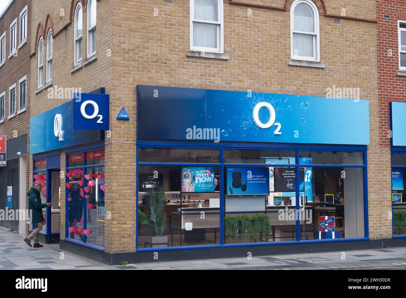Slough, Berkshire, UK. 7th February, 2024. An O2 mobile phone store in ...