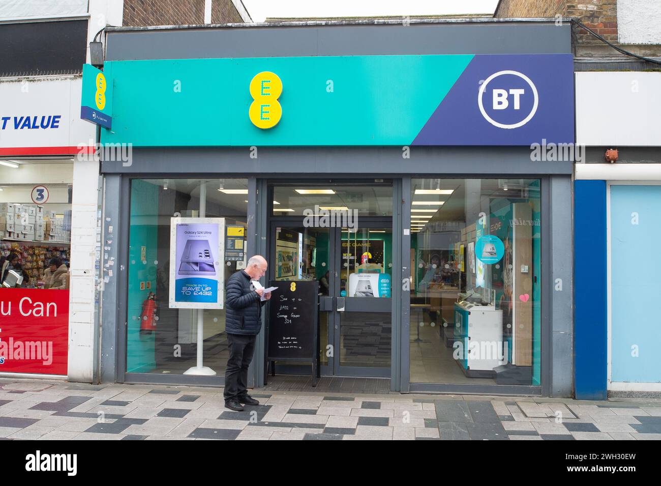 Slough, Berkshire, UK. 7th February, 2024. An EE BT Shop in Slough High ...