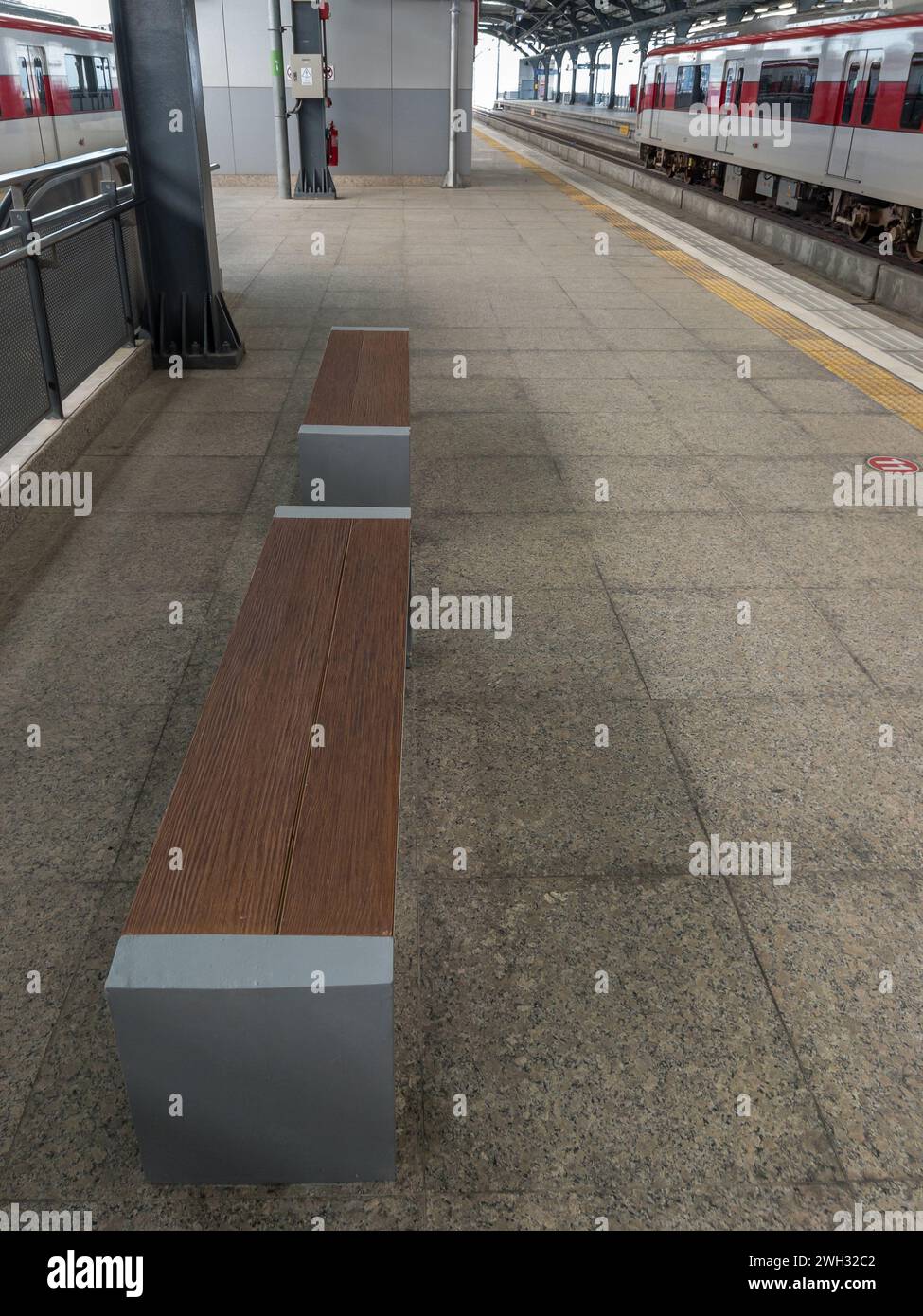 Public bench on railway platform hi-res stock photography and images ...