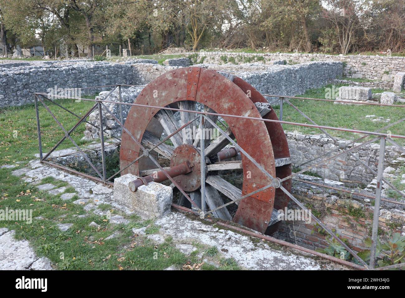 Altilia - Mulino ad acqua al Parco Archeologico di Sepino Stock Photo ...