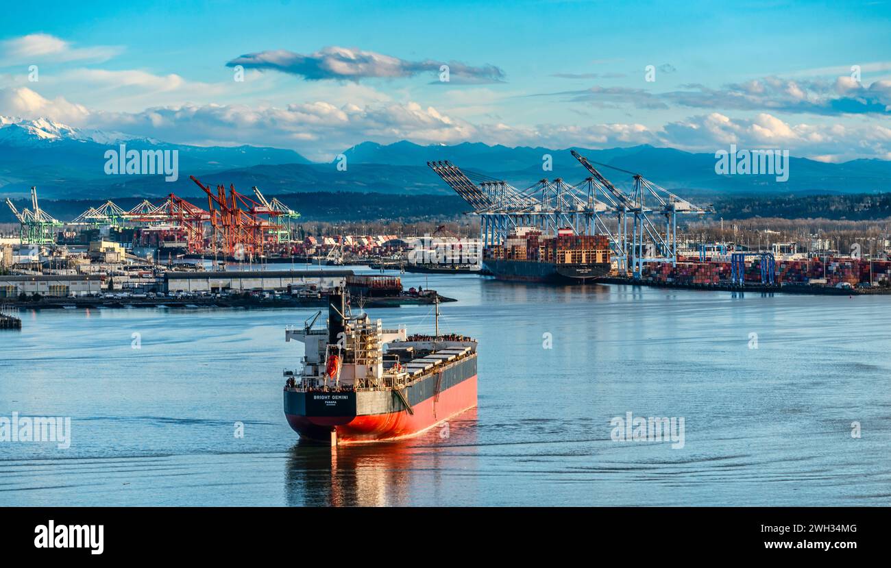 A view of the Port of Tacoma in Washington State Stock Photo - Alamy
