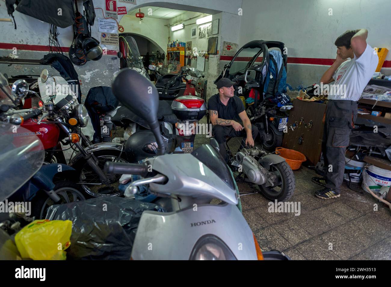 Mecanicien de moto, mobylette, vespa en pleine réparation dans son ...
