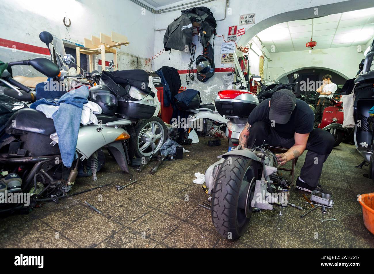 Mecanicien de moto, mobylette, vespa en pleine réparation dans son ...