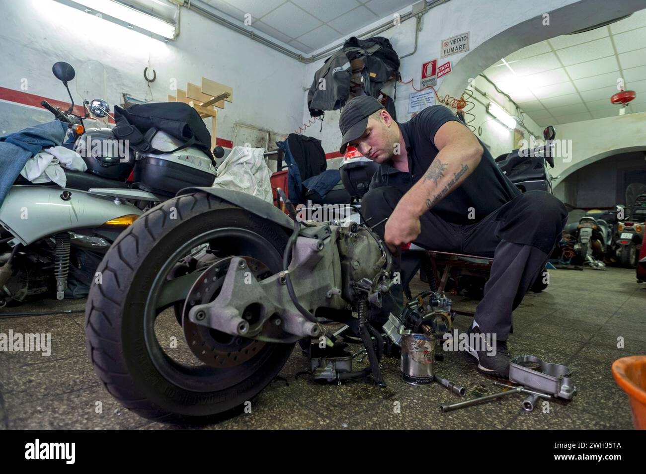 Mecanicien de moto, mobylette, vespa en pleine réparation dans son ...