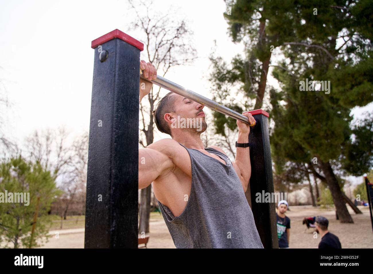 Man chin ups hi-res stock photography and images - Alamy