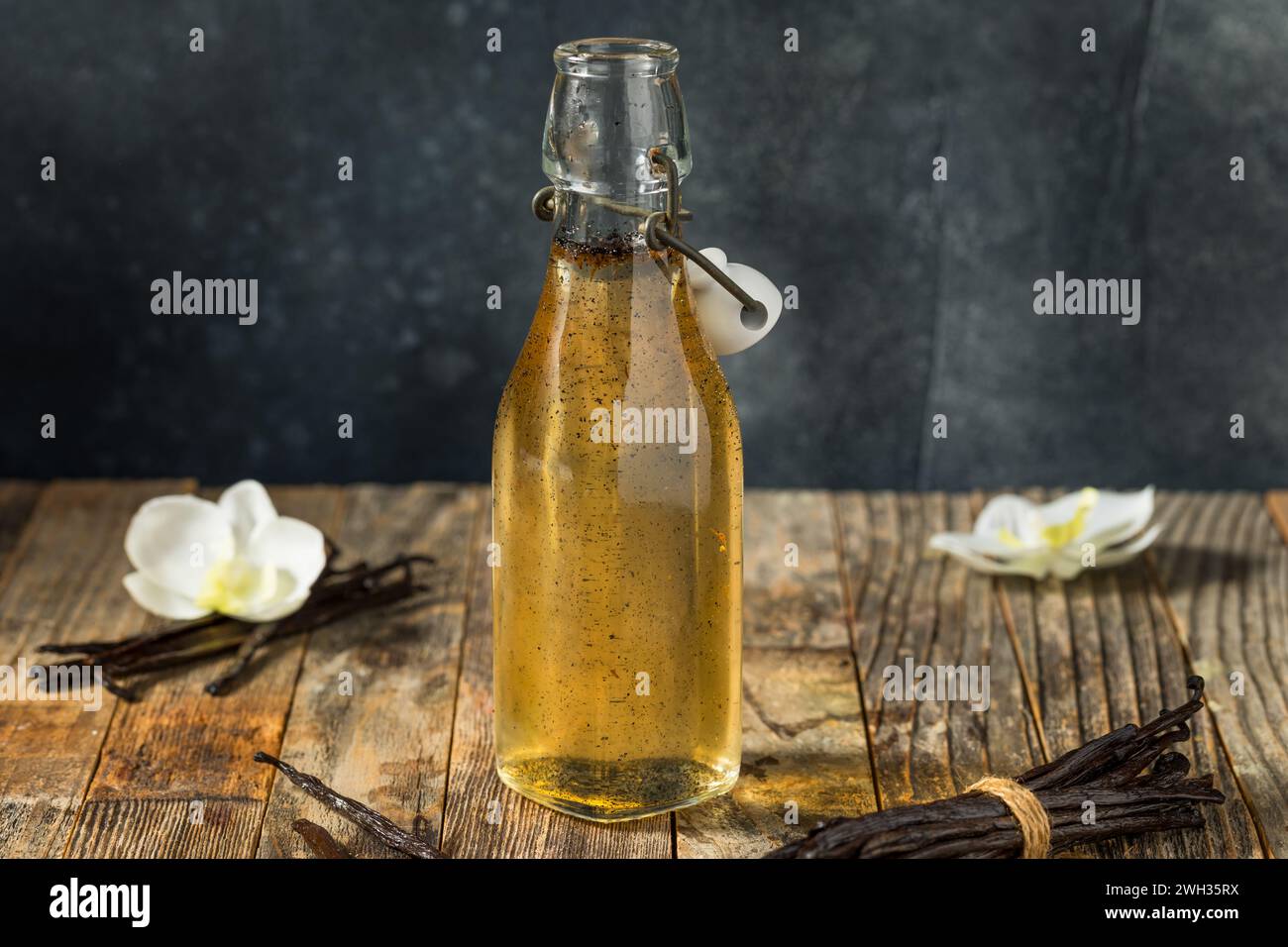 Vanilla bean simple syrup hi-res stock photography and images - Alamy