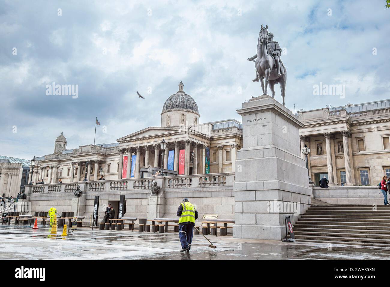 Hawk bird handler in Trafalgar square clearing pigeons and talking to a ...