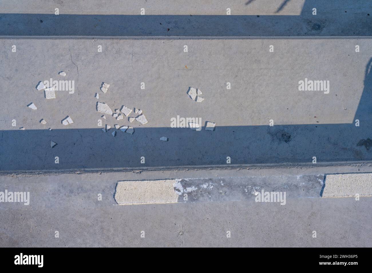 Yellow line on cracked asphalt hi-res stock photography and images - Alamy