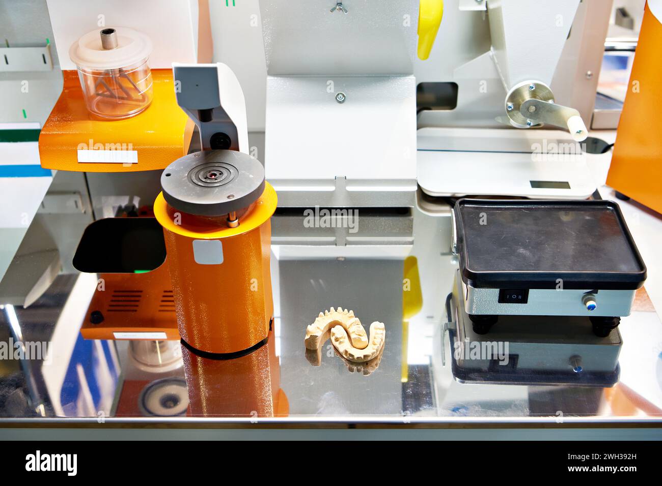 Artificial tooth crowns hi-res stock photography and images - Alamy