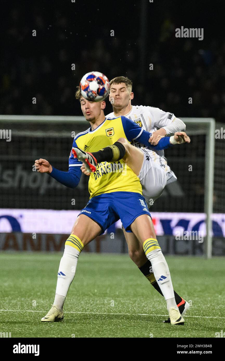 LEEUWARDEN - (l-r) Milan Smit of SC Cambuur, Ramon Hendriks of Vitesse ...