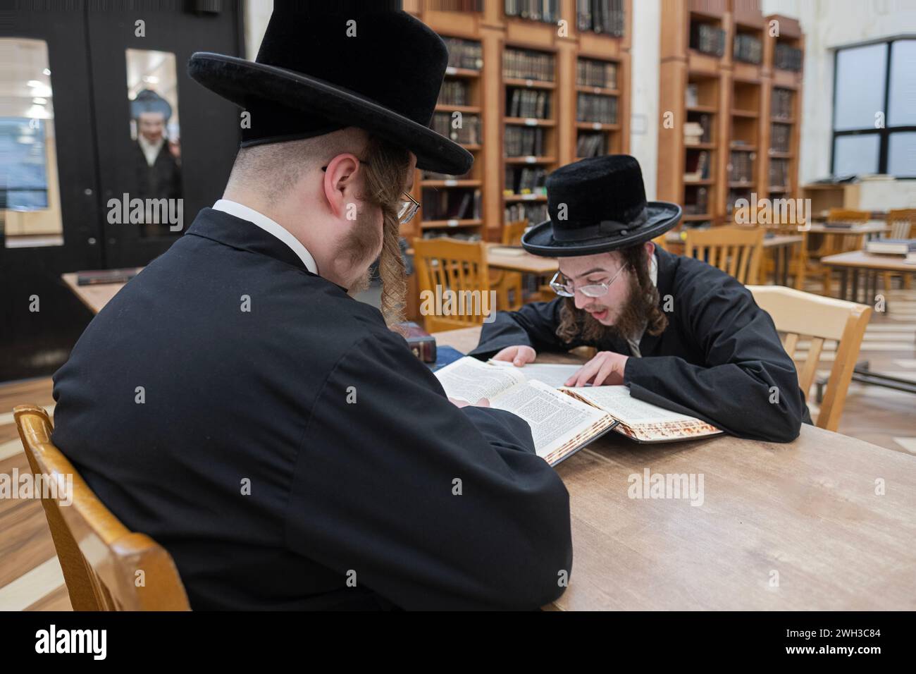 Teens studying outside hi-res stock photography and images - Alamy