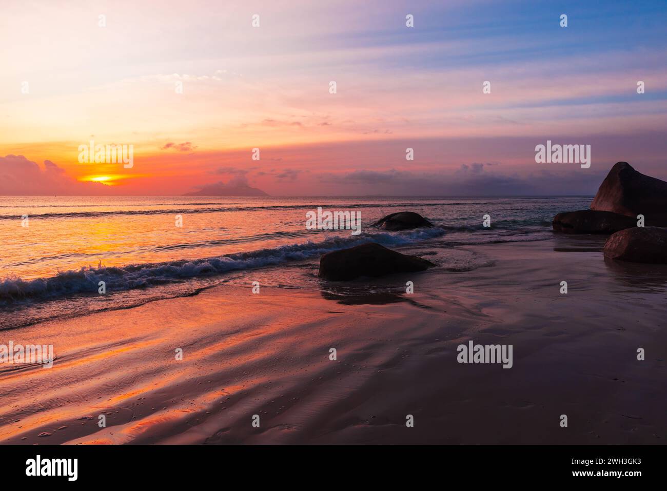 Wet beach sunset hi-res stock photography and images - Alamy