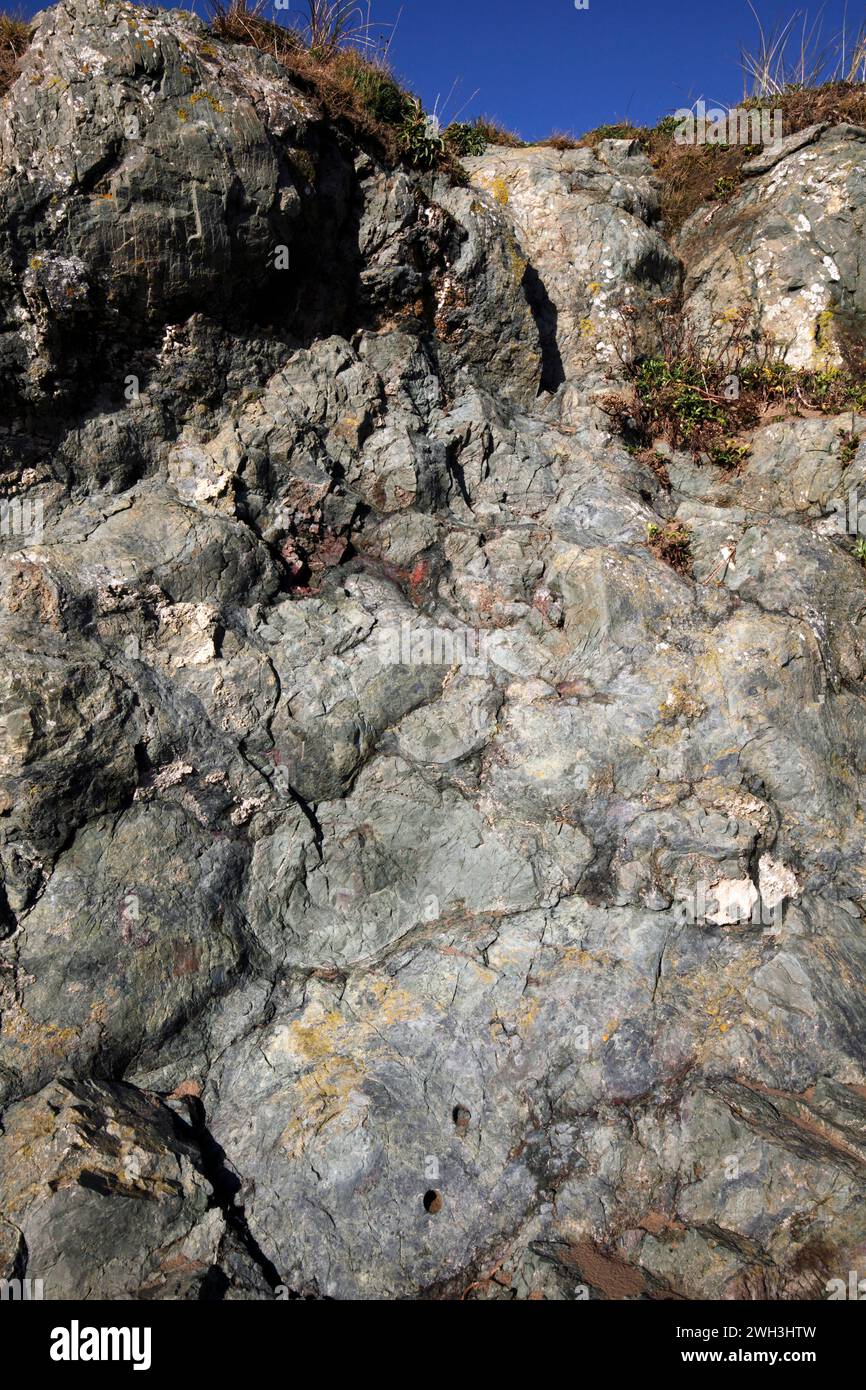 Rock strata and geology of Traeth Llanddwyn Stock Photo - Alamy