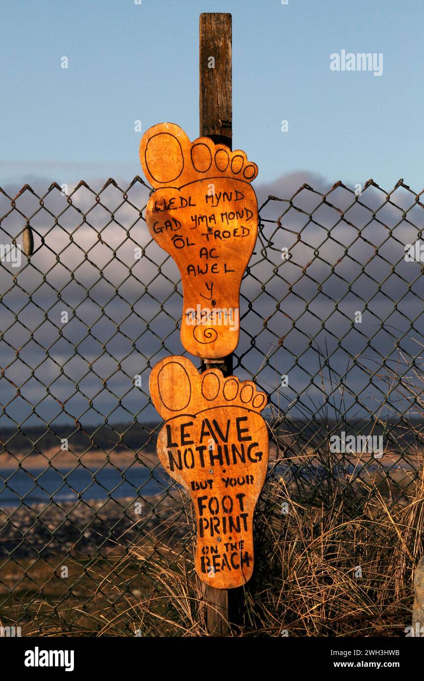 Leave only footprint sign hi-res stock photography and images - Alamy