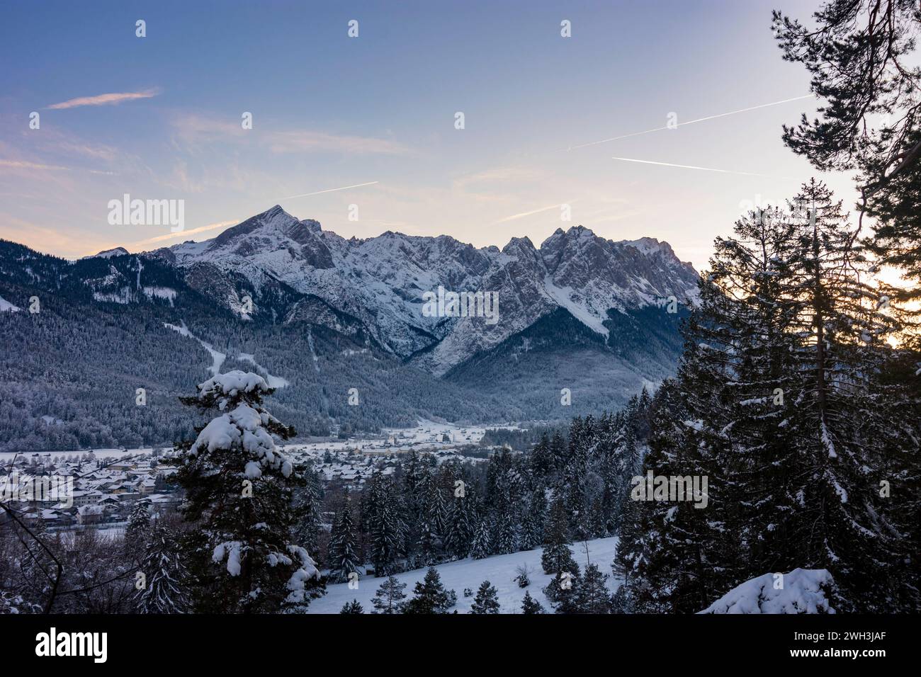 Wetterstein mountain range, summit Alpspitze left, summit Zugspitze ...