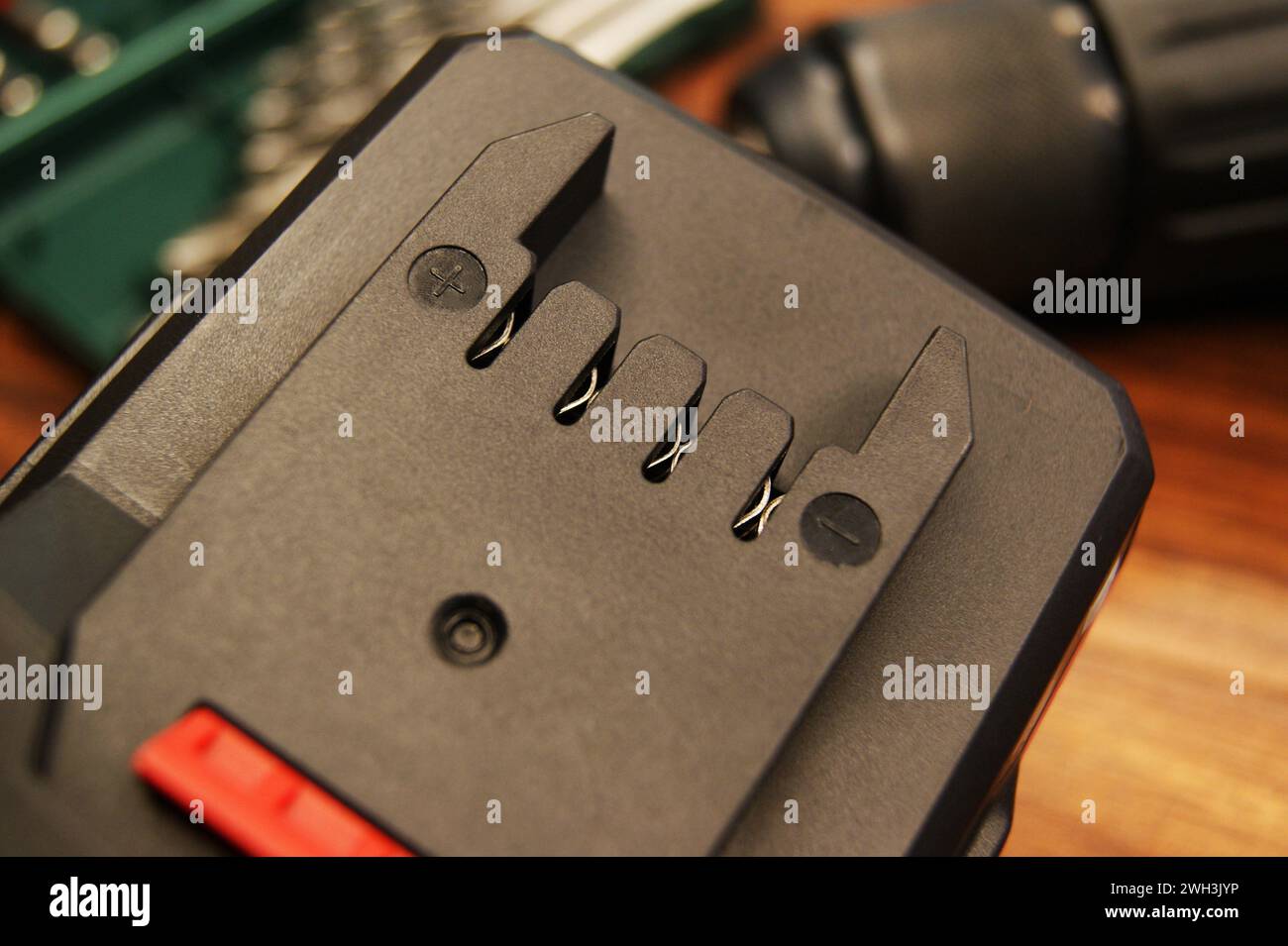 Tool battery close-up. Battery contacts Stock Photo - Alamy