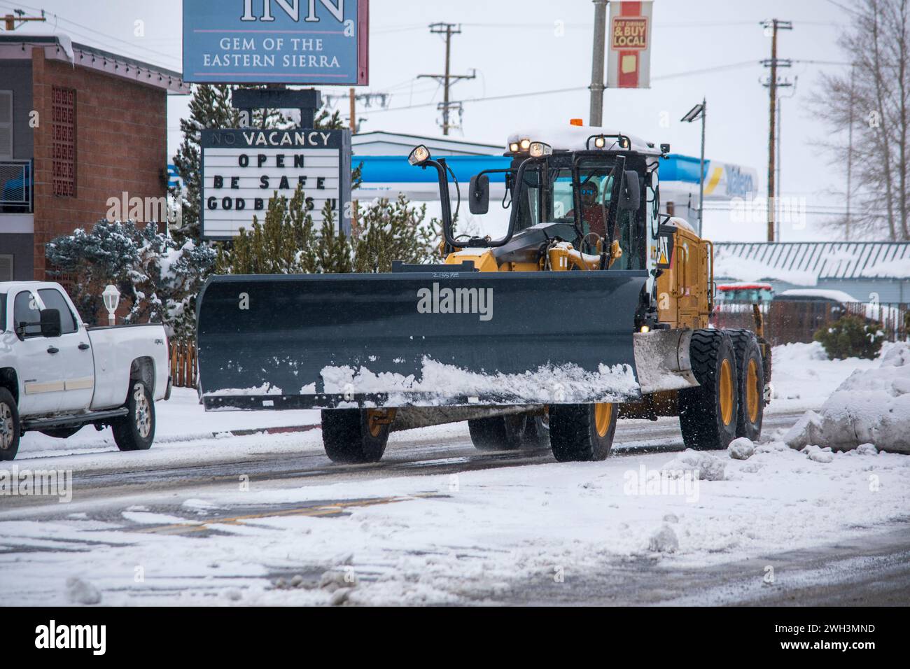 Caltrans sets up chain control checkpoints on U.S. 395 like this one in ...