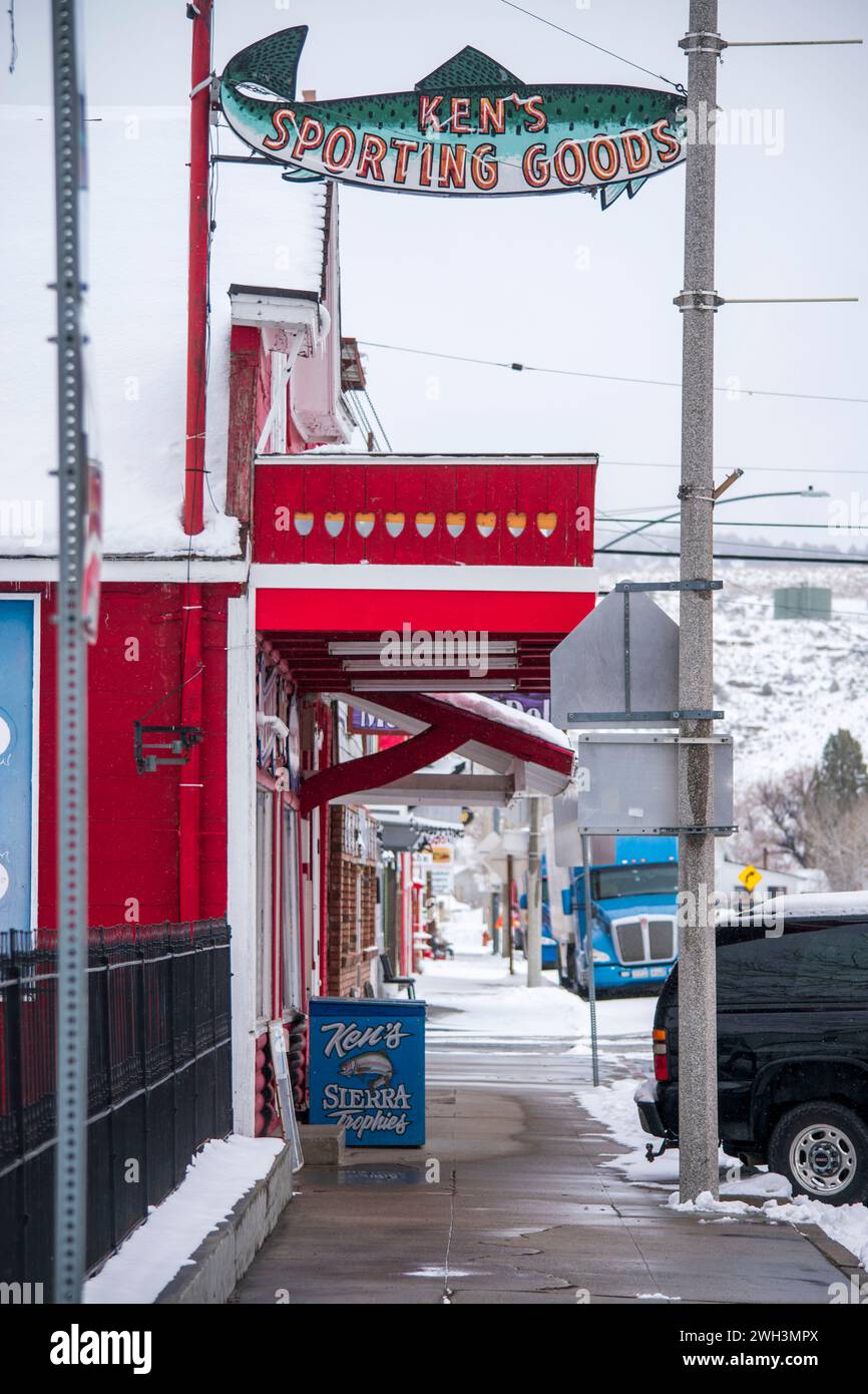 Caltrans sets up chain control checkpoints on U.S. 395 like this one in ...