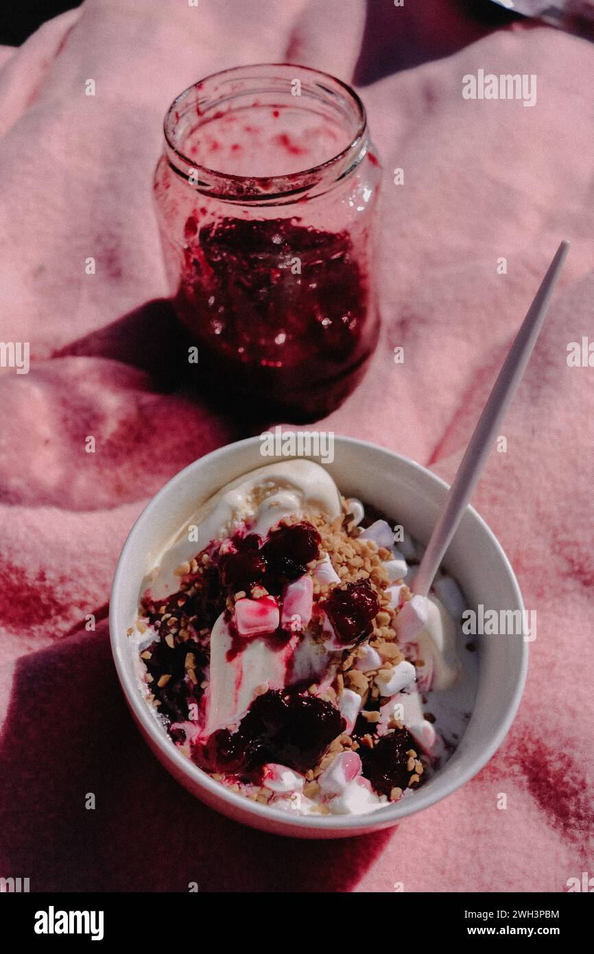Ice cream sundae picnic, pink Stock Photo - Alamy