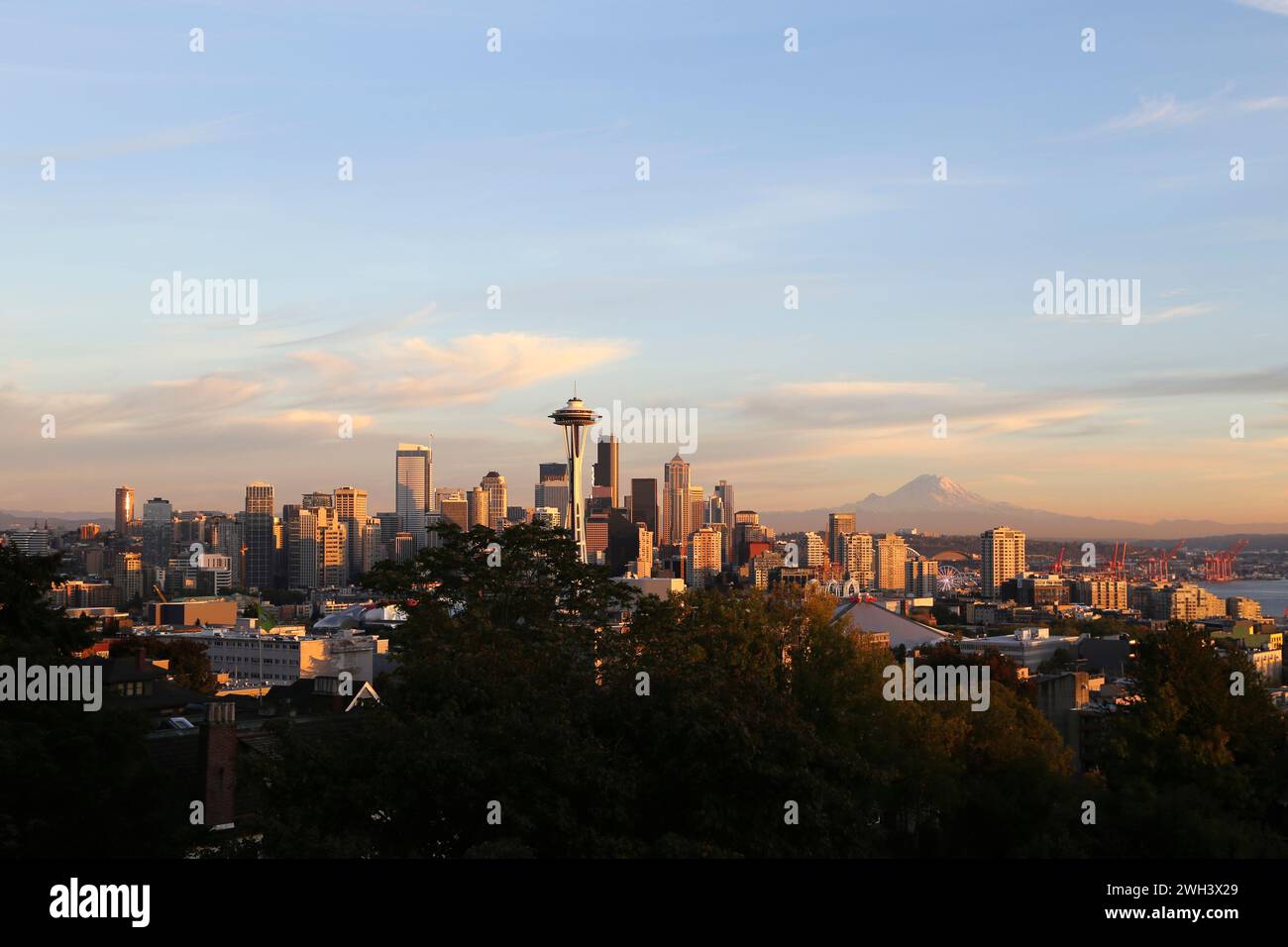 Seattle skyline at sunset Stock Photo - Alamy