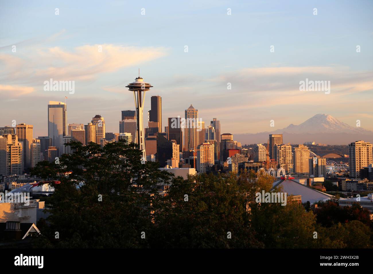 Seattle skyline at sunset Stock Photo - Alamy