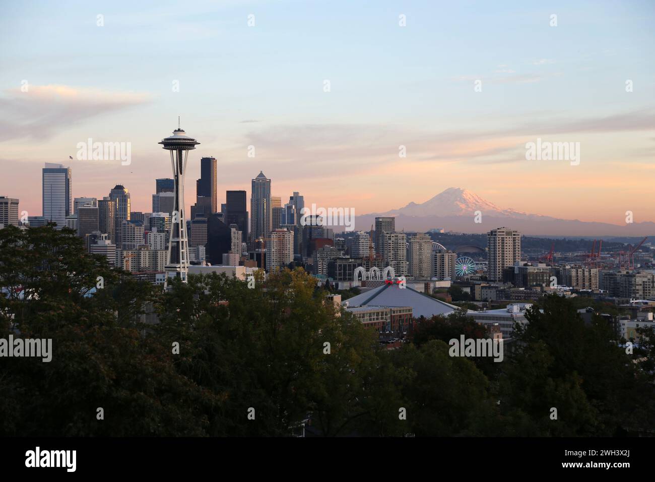 Seattle skyline at sunset Stock Photo - Alamy