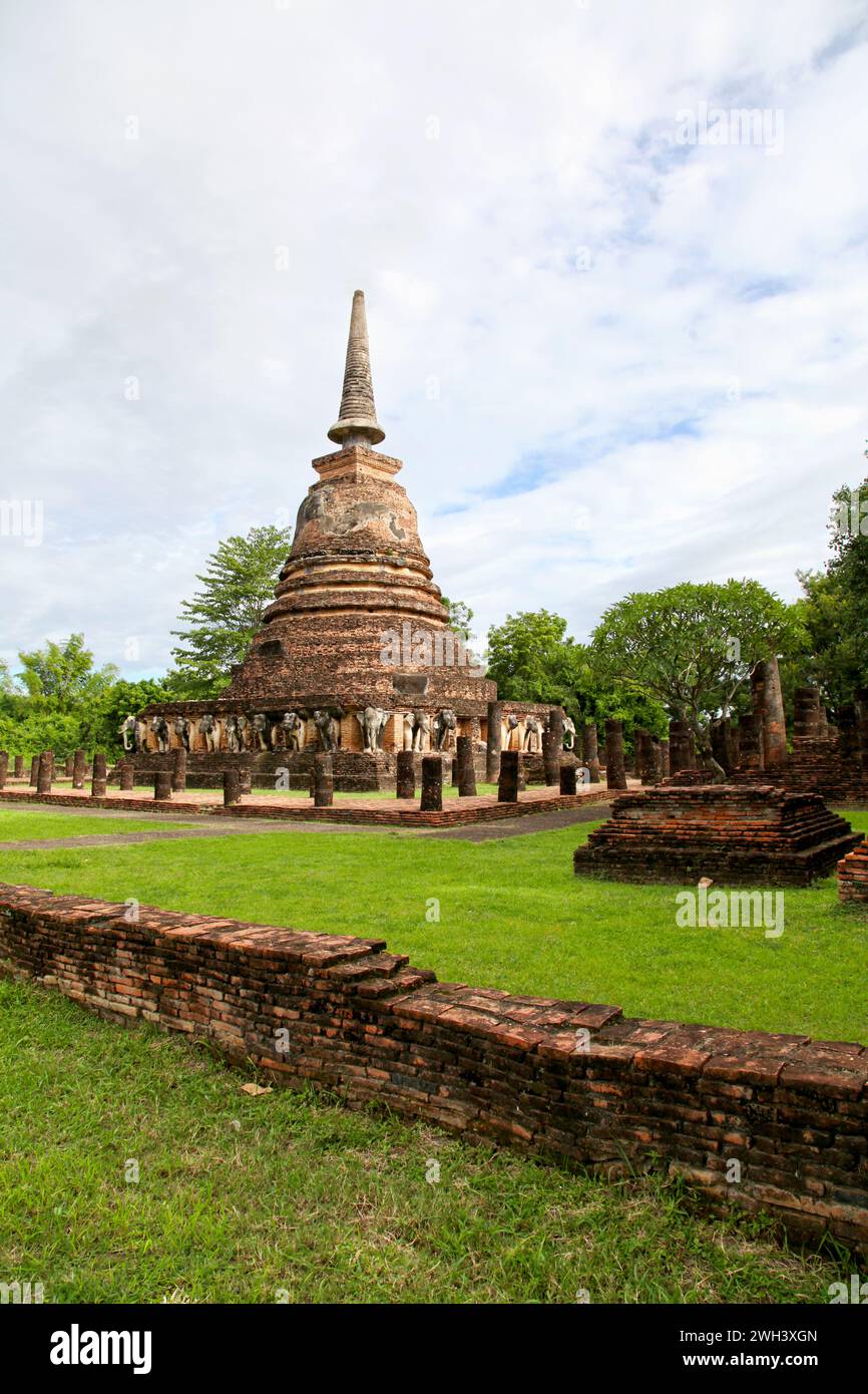 Wat Chang Lom was built in 1286 in Sukhothai by order of Ramkhamhaeng ...
