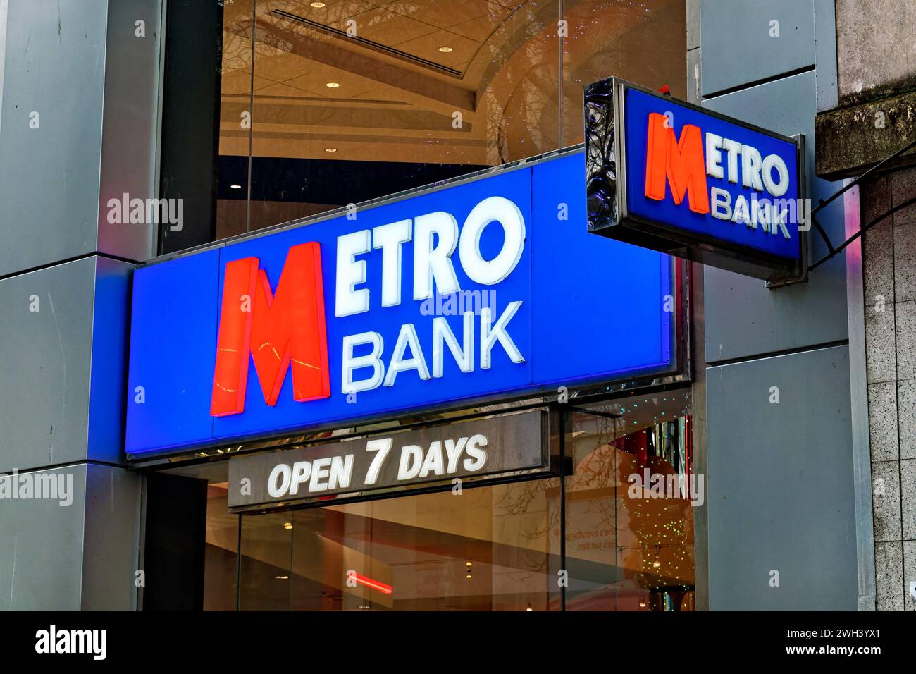 Bank signs hi-res stock photography and images - Alamy