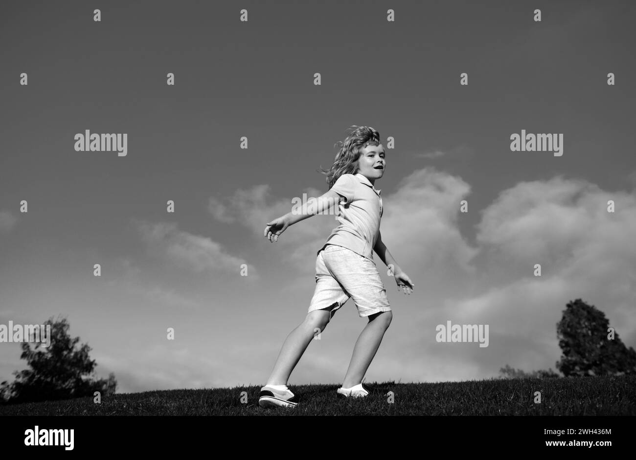 Kid running on grass field. Cute boy run in summer park. Child running ...