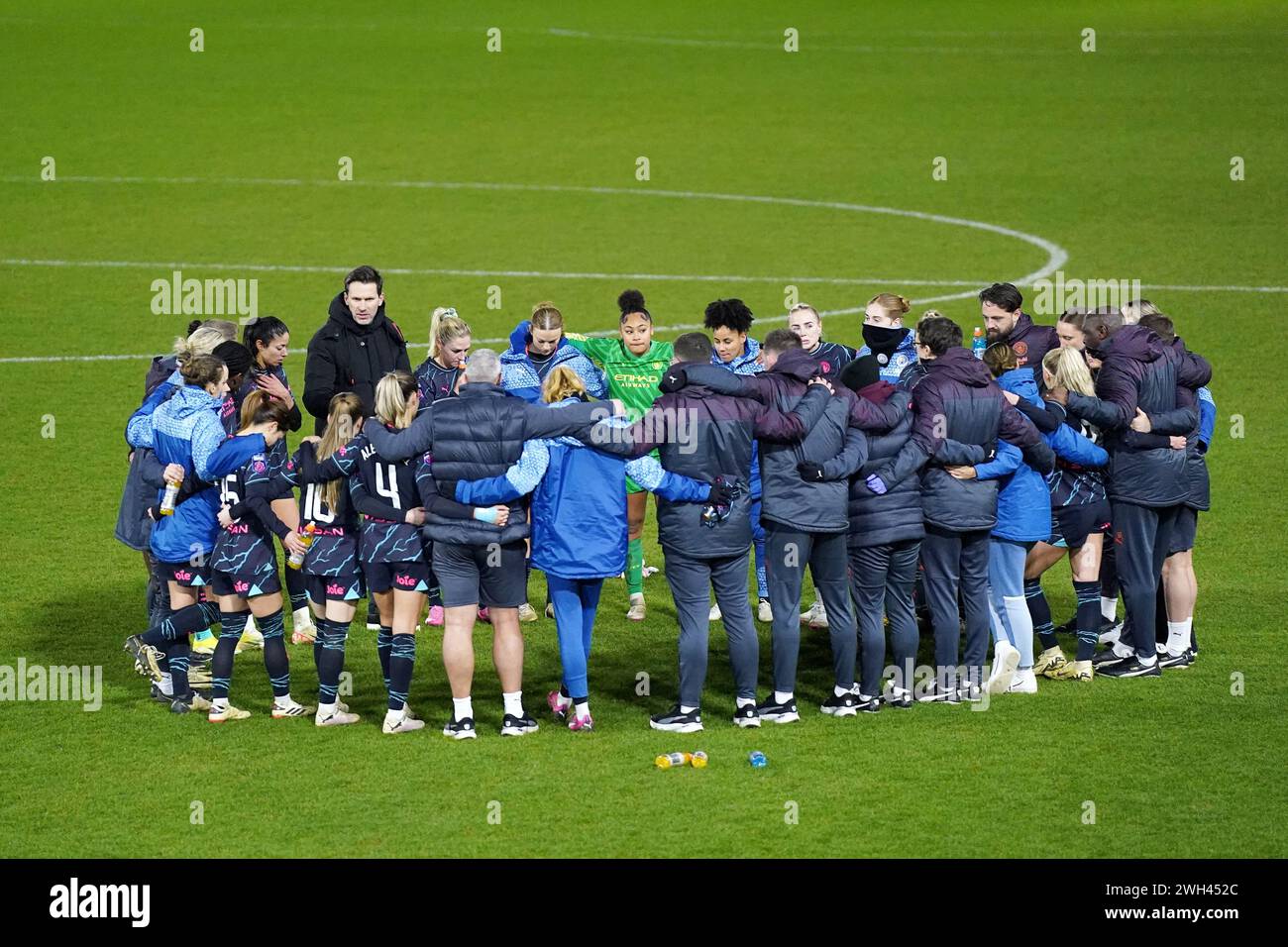 Tottenham hotspur players huddle hi-res stock photography and images ...