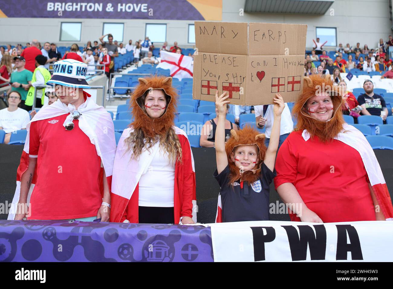 Lionesses costume hi-res stock photography and images - Alamy