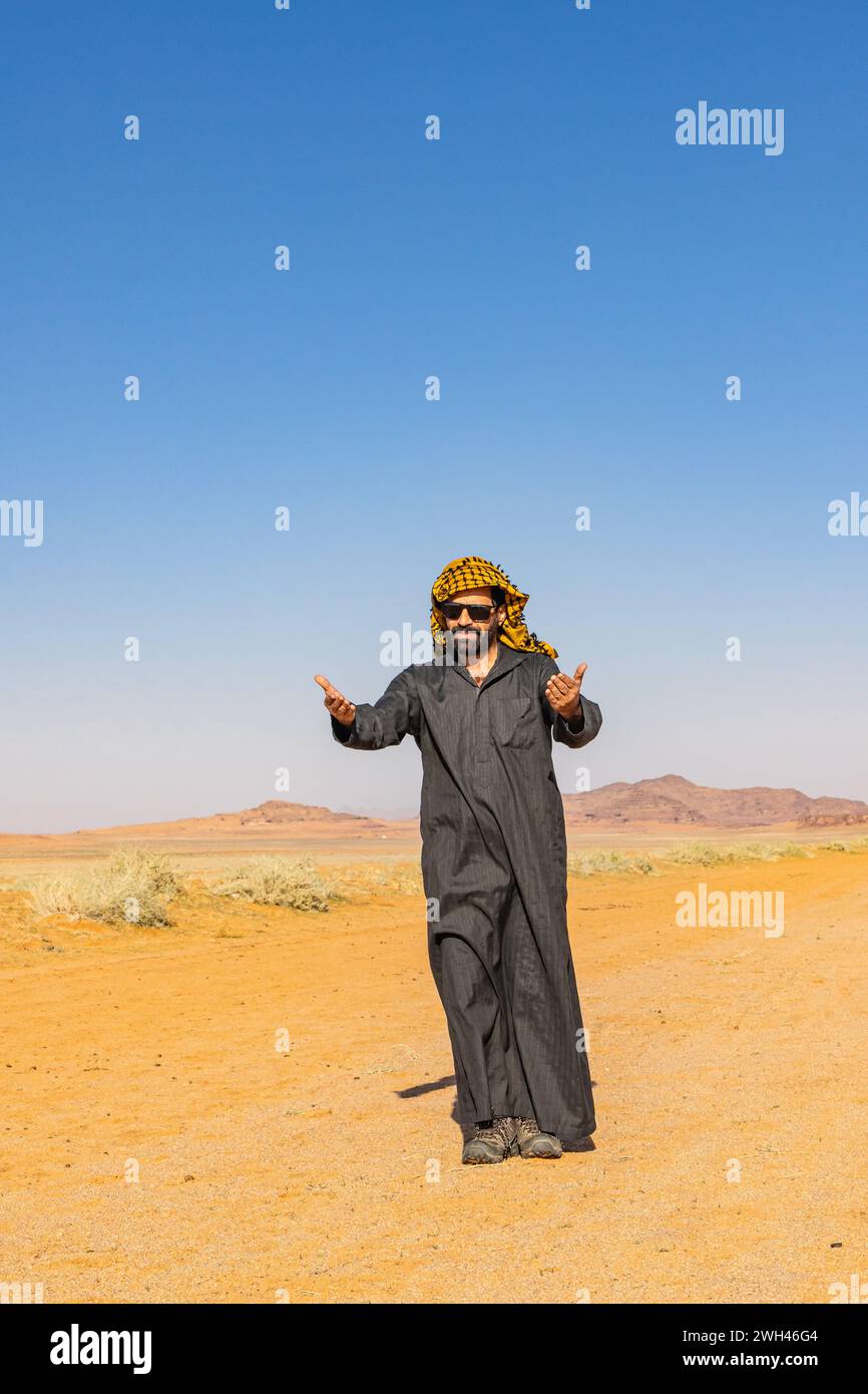Saudi arabia ghutra desert hi-res stock photography and images - Alamy