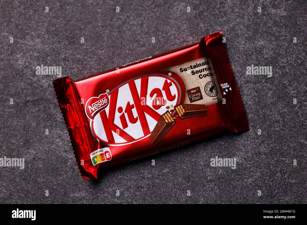Ein KitKat-Schokoriegel liegt auf einer Steinplatte. Kitkat, auch Kit ...