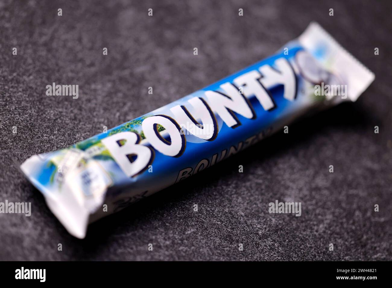 Ein Bounty-Schokoriegel liegt auf einer Steinplatte. Bounty ist eine ...