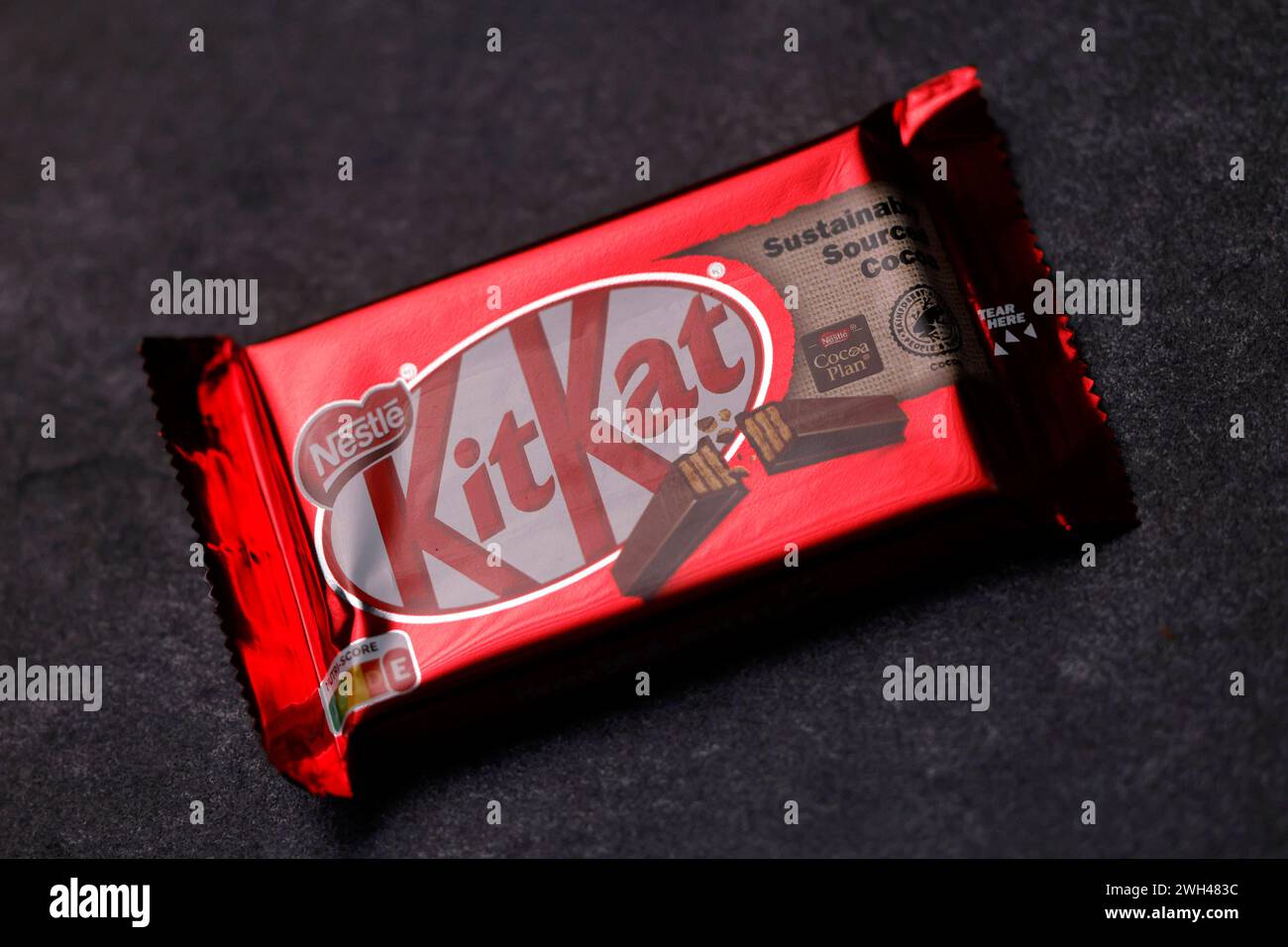 Ein KitKat-Schokoriegel liegt auf einer Steinplatte. Kitkat, auch Kit ...