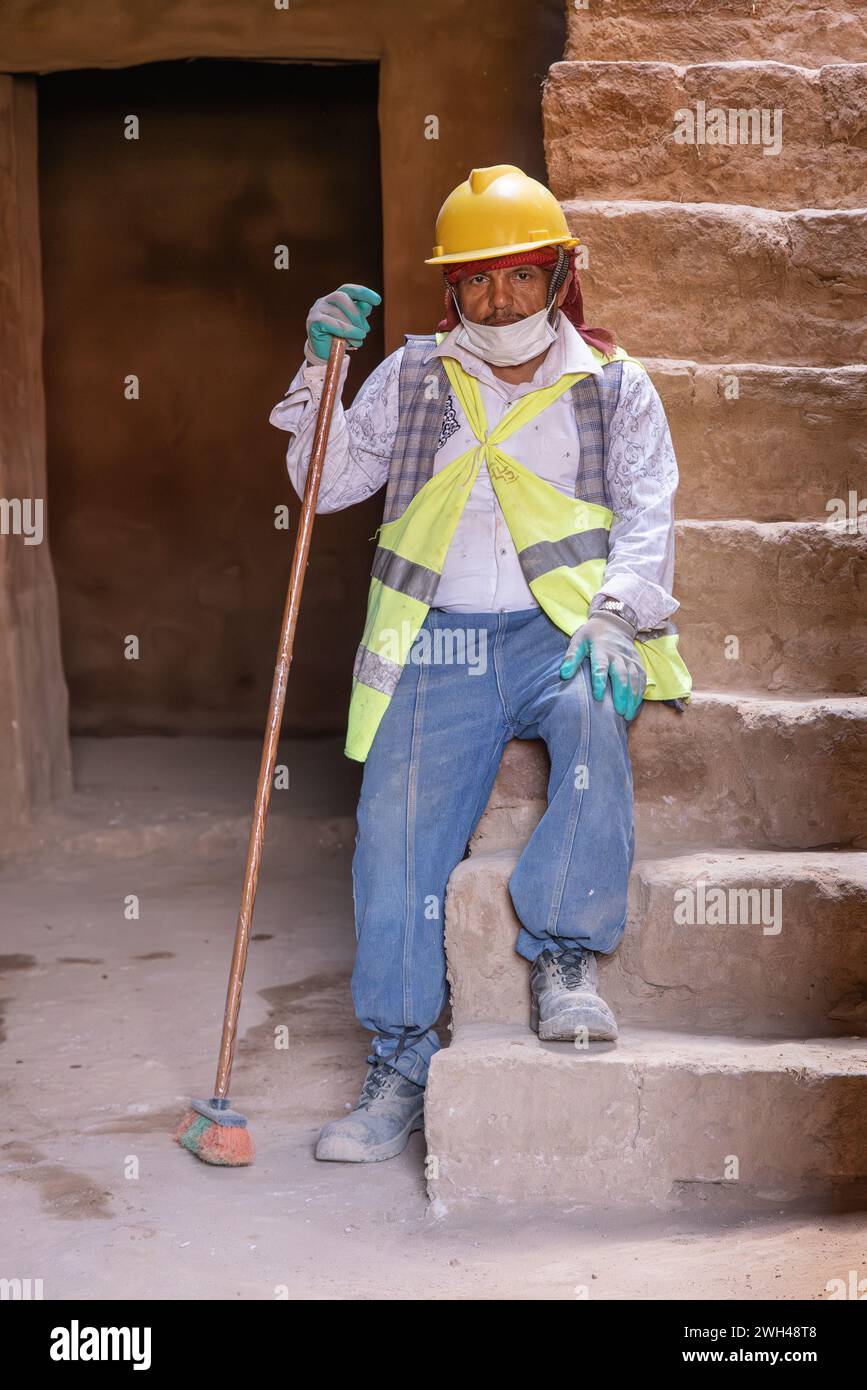 Saudi arabia construction worker hi-res stock photography and images ...