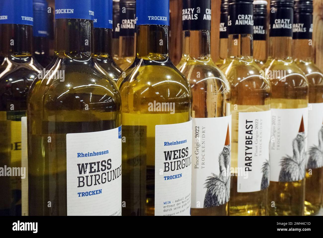 Volksdroge Alkohol Alkoholische Getränke wie Wein in den Regalen von ...