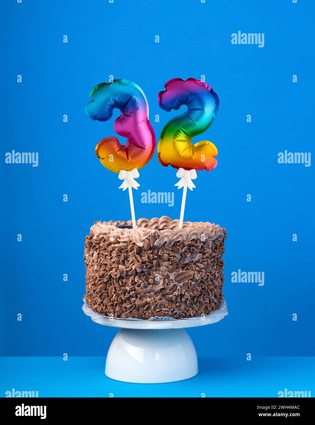 Birthday cake with balloon number 32 - Invitation card on blue ...
