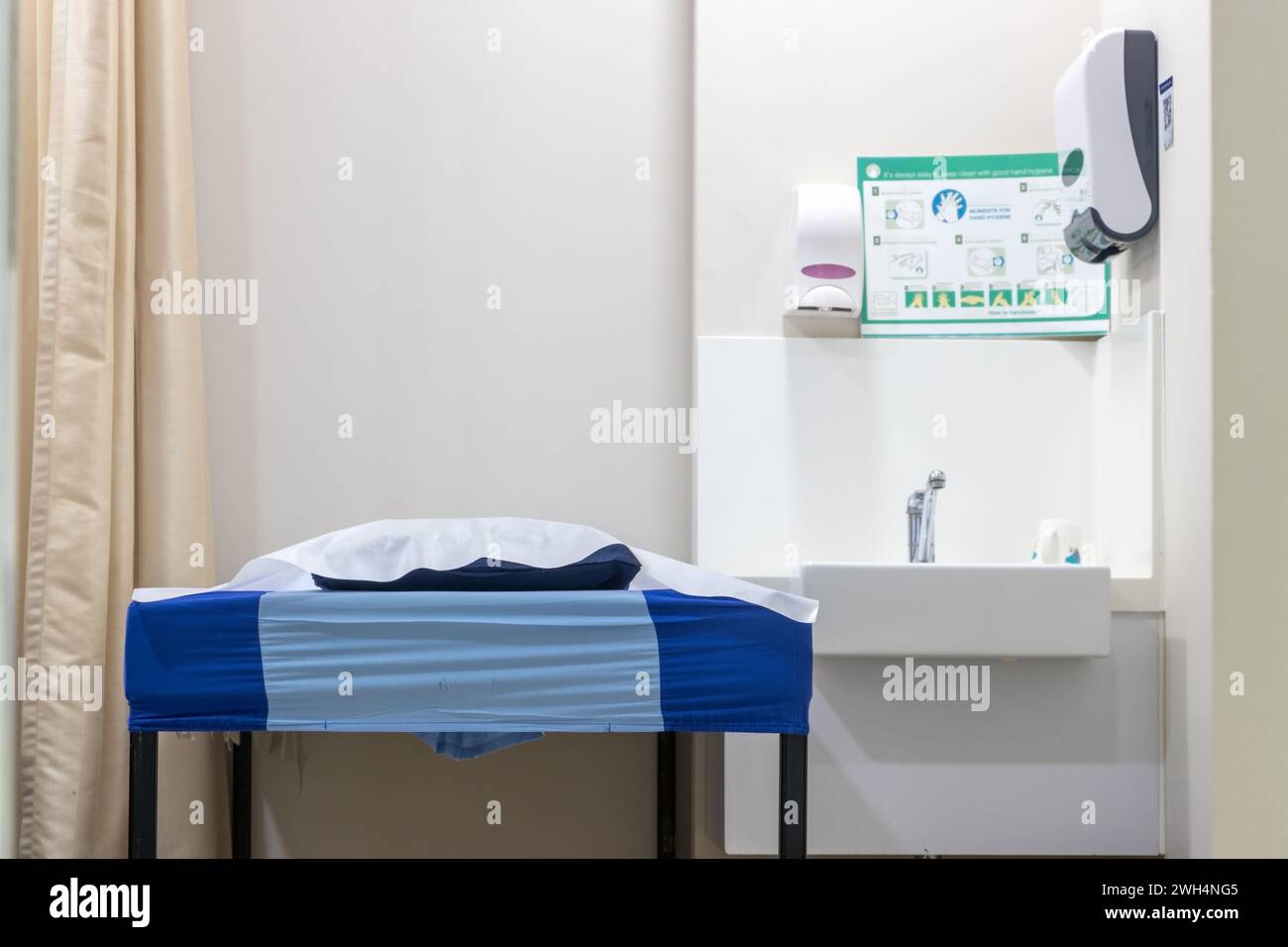 Doctors examination bed hi-res stock photography and images - Alamy