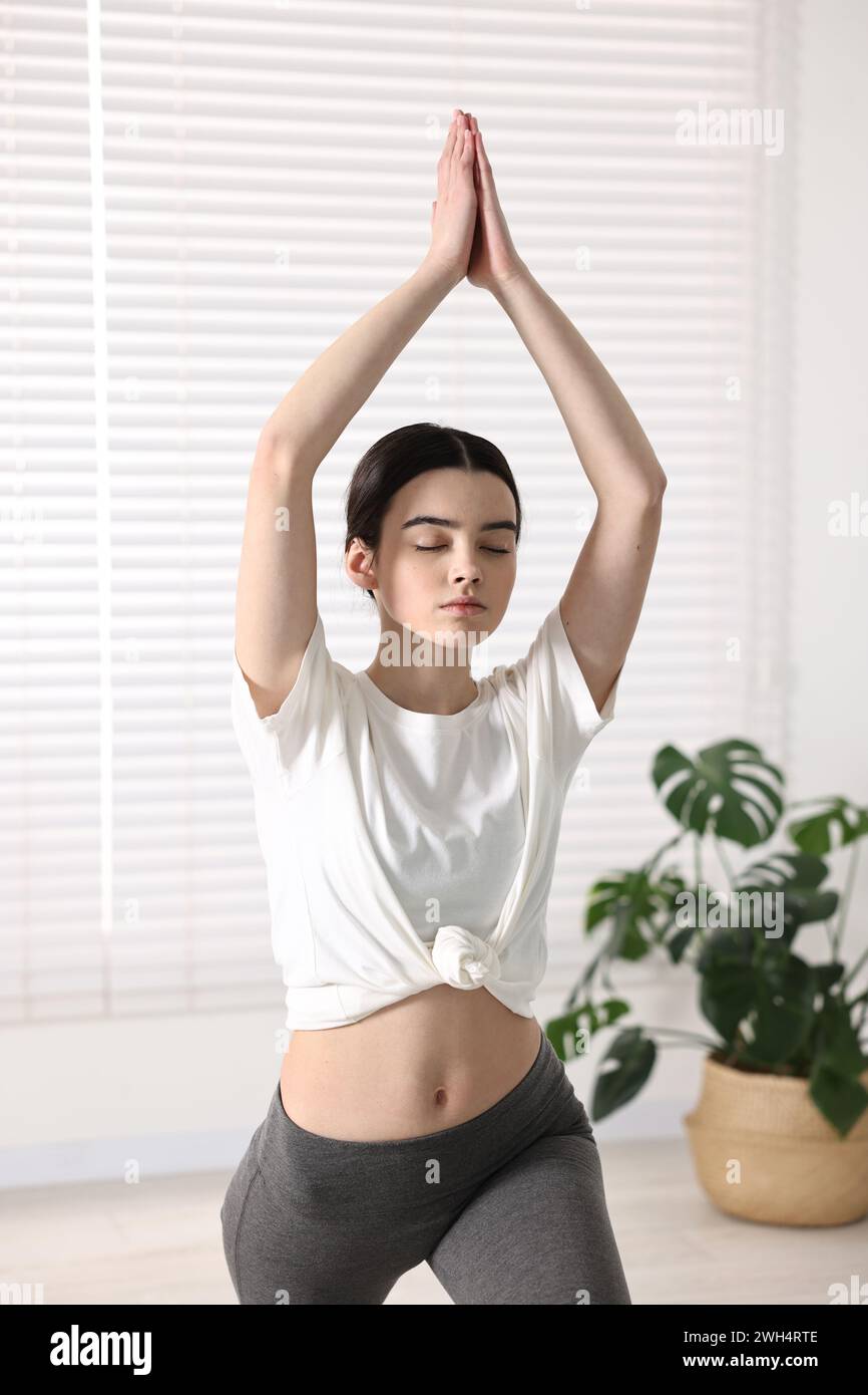 High crescent lunge pose hi-res stock photography and images - Alamy