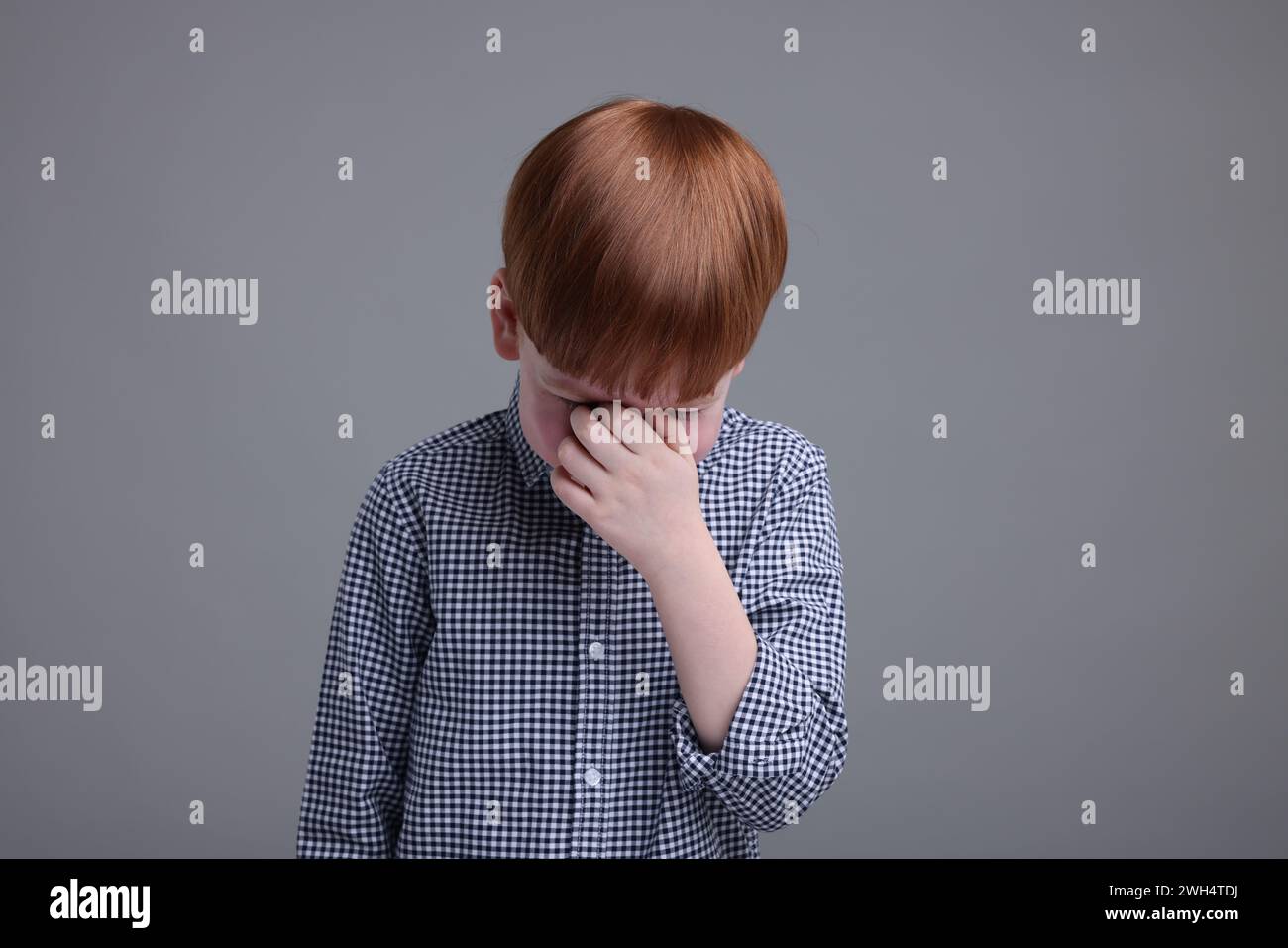 Sad boy on grey hi-res stock photography and images - Alamy