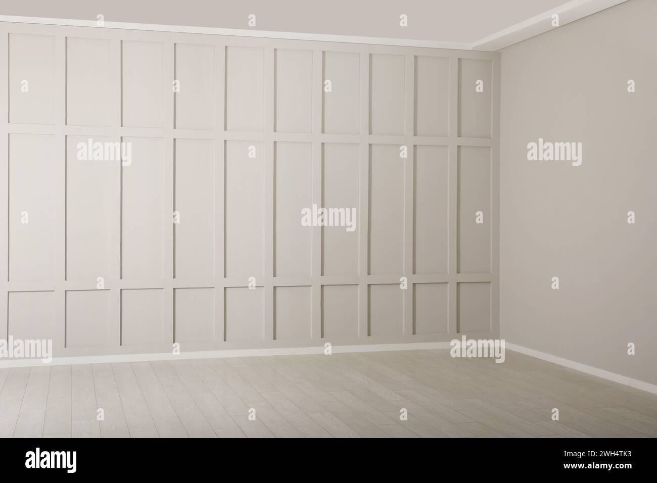 Empty room with beige walls and laminated flooring Stock Photo - Alamy