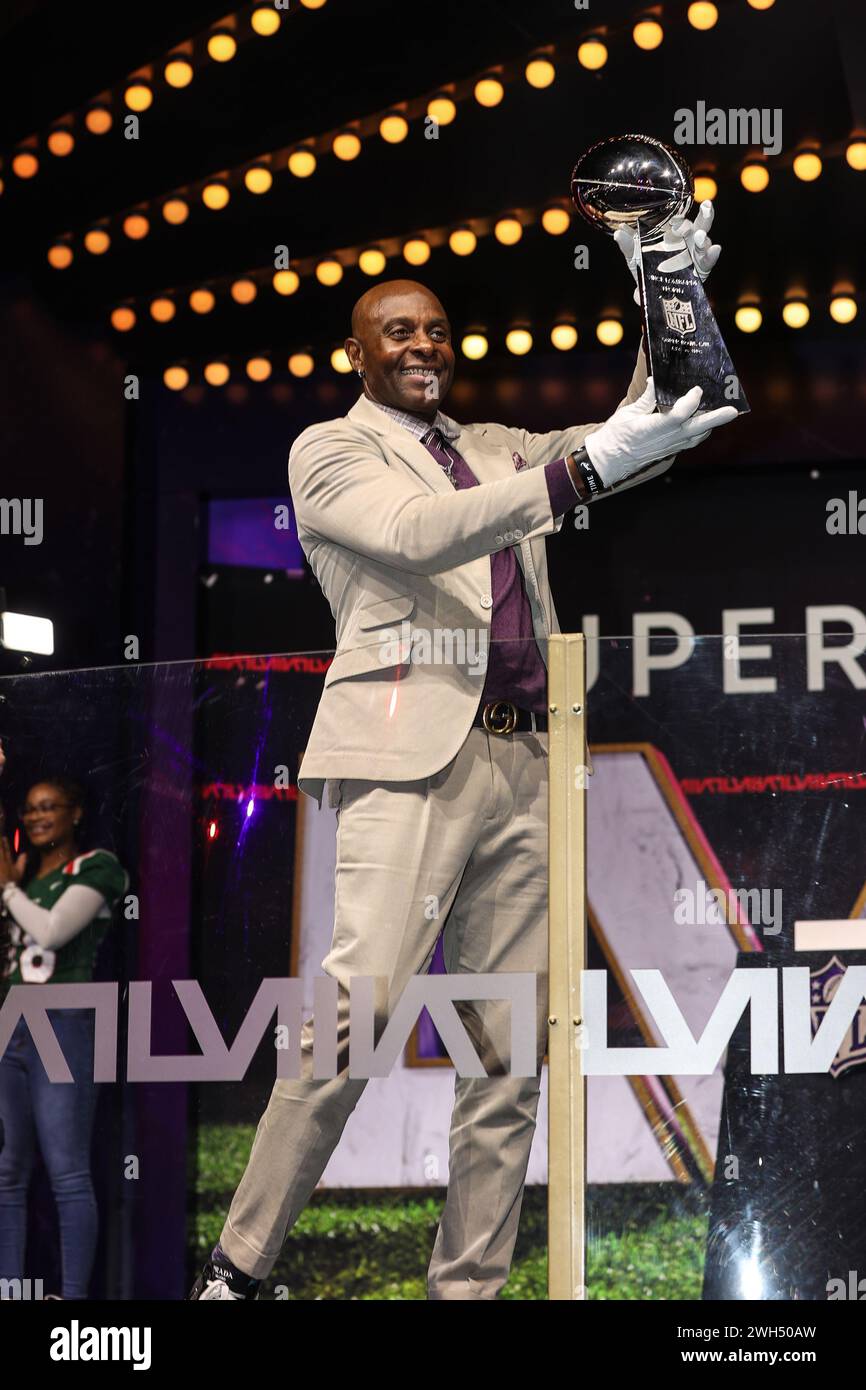 February 07, 2024: NFL Hall of Fame member Jerry Rice holds the Vince ...