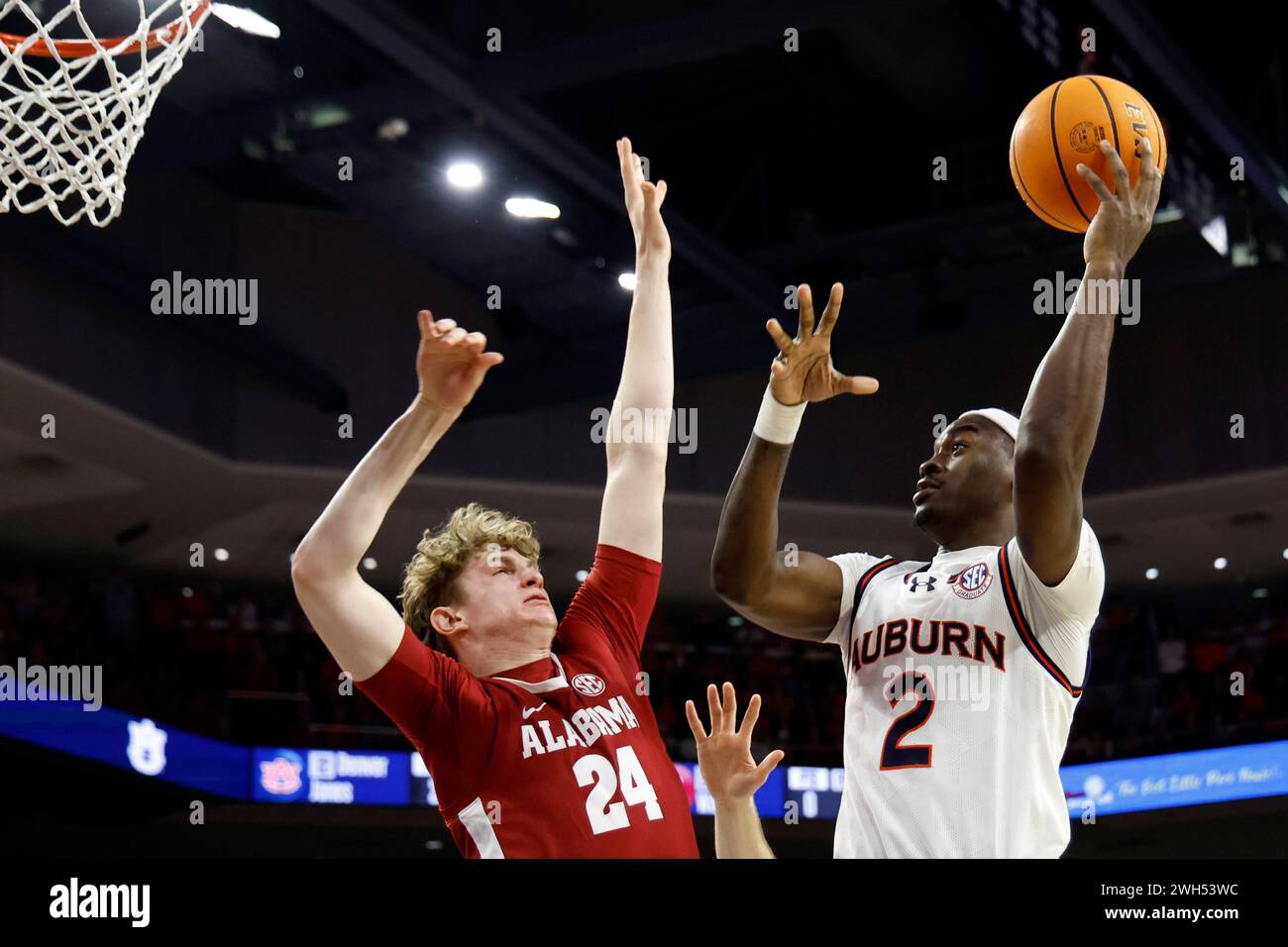 Auburn forward Jaylin Williams (2) shoots as Alabama forward Sam Walters (24) defends during the ...