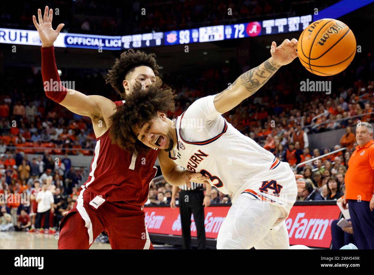 Auburn guard Tre Donaldson (3) looses the ball as he drives the ...
