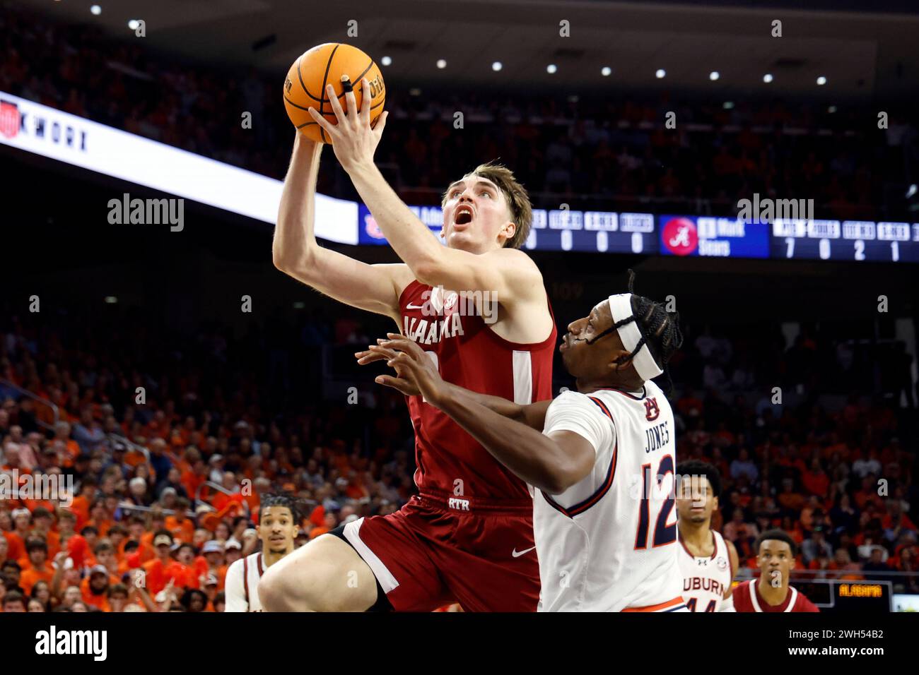 Alabama forward Grant Nelson (2) goes to the basket as Auburn guard ...