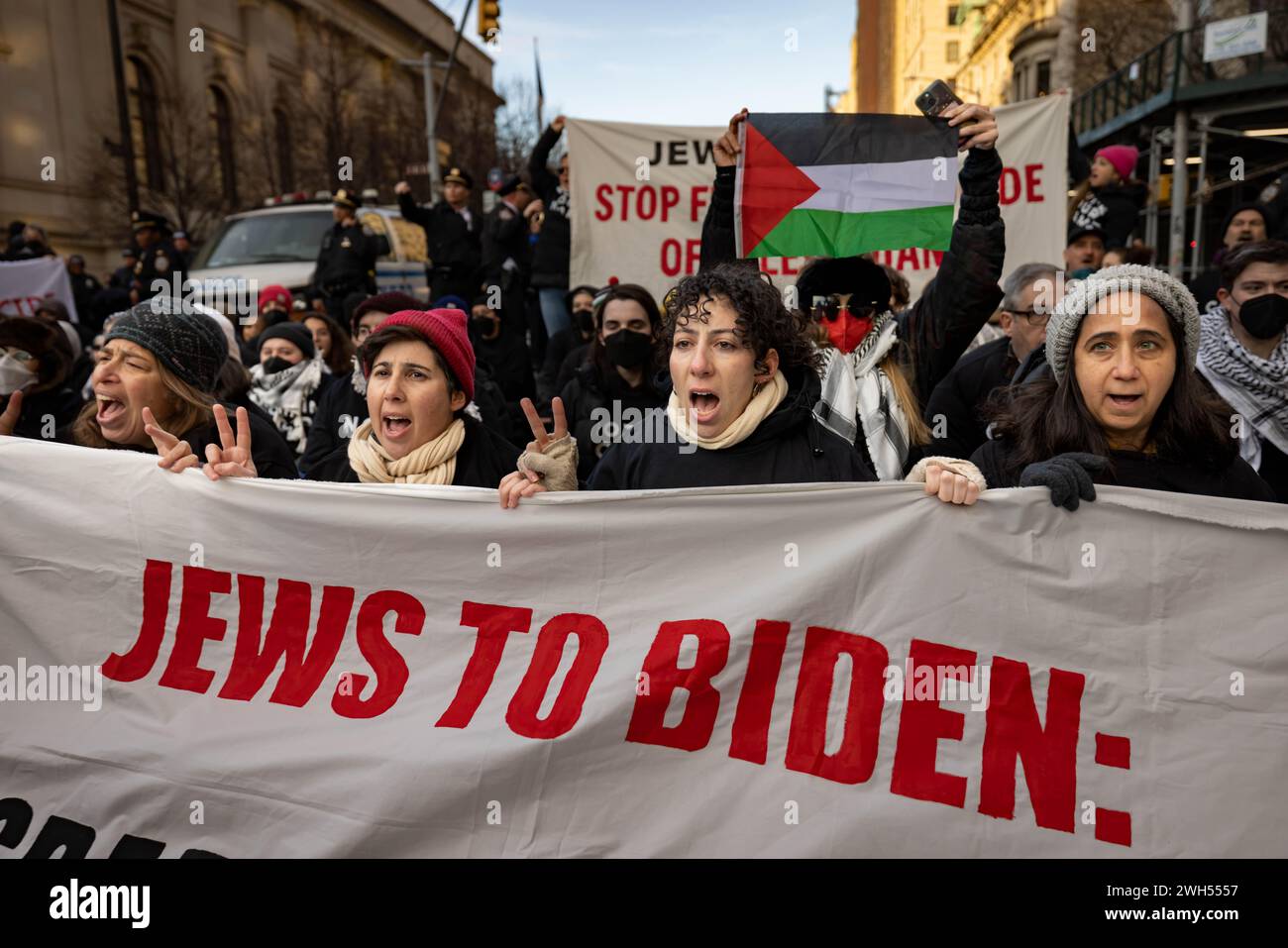 Jewish voice for peace met museum hi-res stock photography and images ...