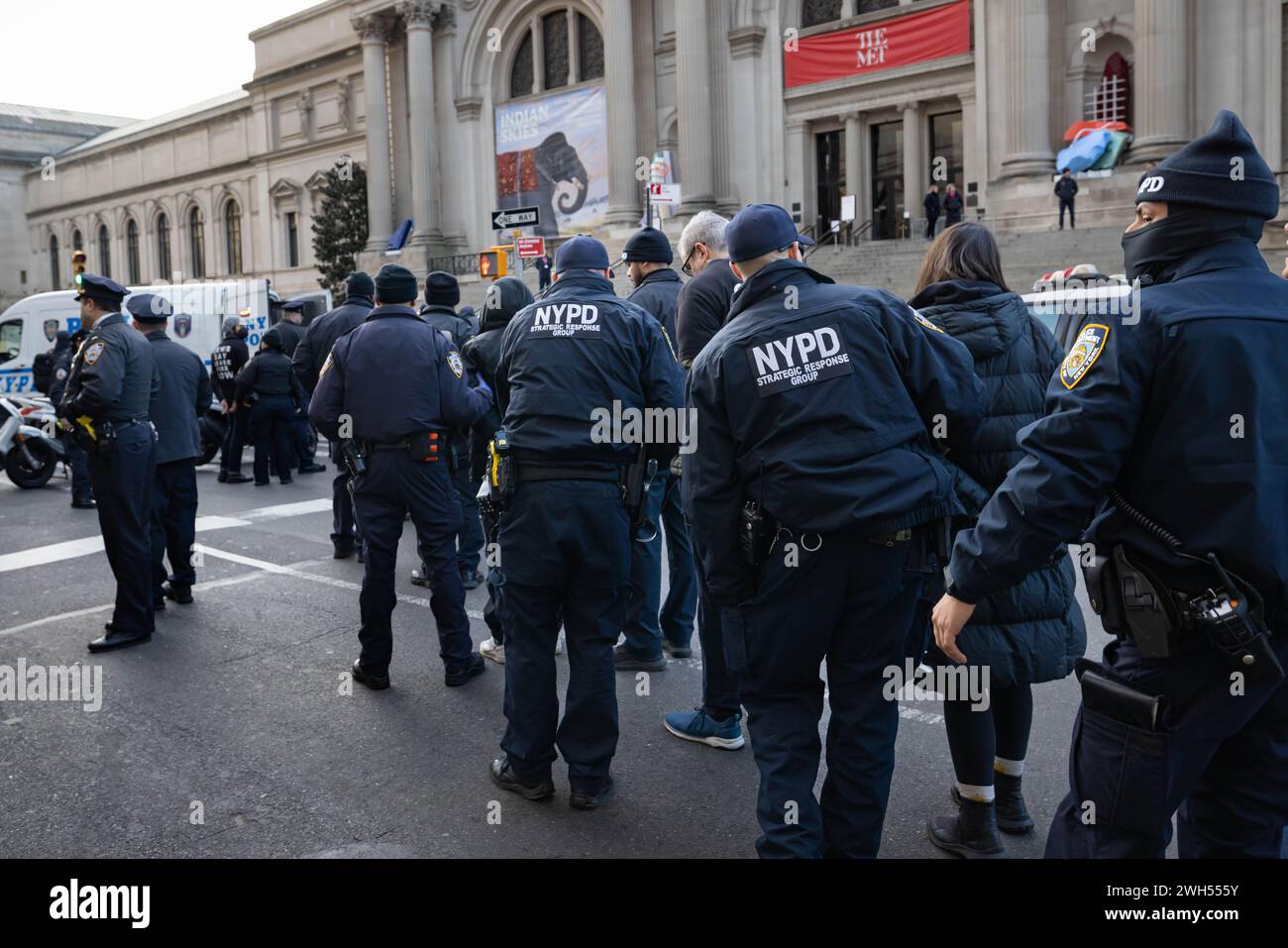 Jewish voice for peace met museum hi-res stock photography and images ...